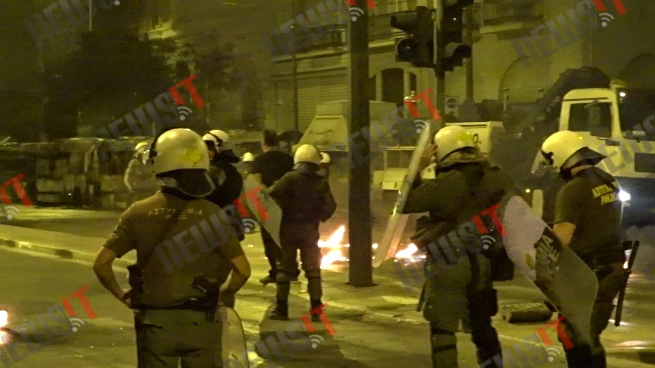 Νύχτα επεισοδίων στα Εξάρχεια - YouTube