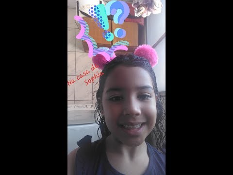 Sophia ensinando a lavar louça.