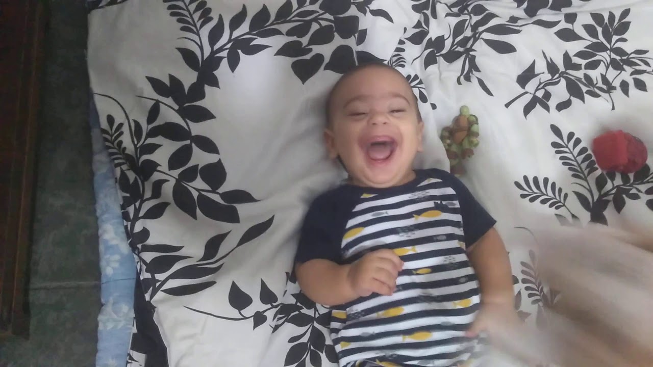 Arthur rindo com a mãe, casa de Vitor - YouTube