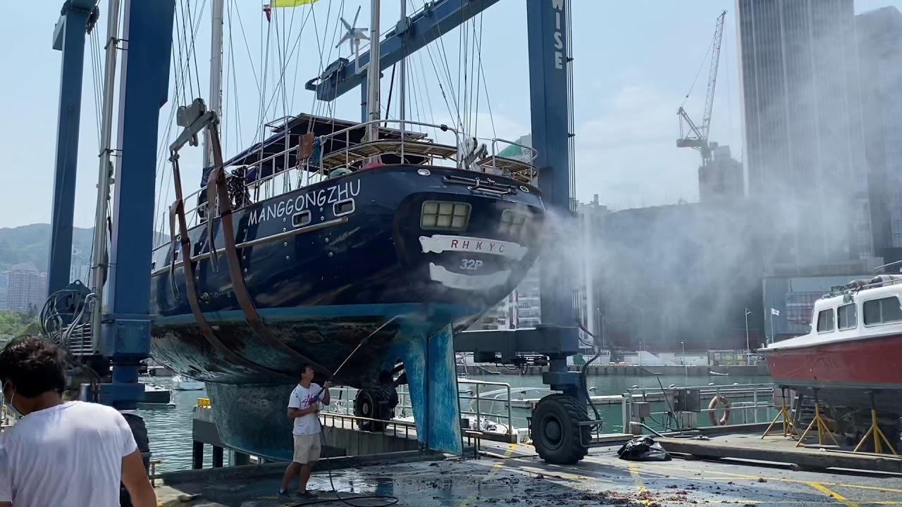 Anti-fouling Formosa 56 yacht in HK 洗船㡳 - YouTube