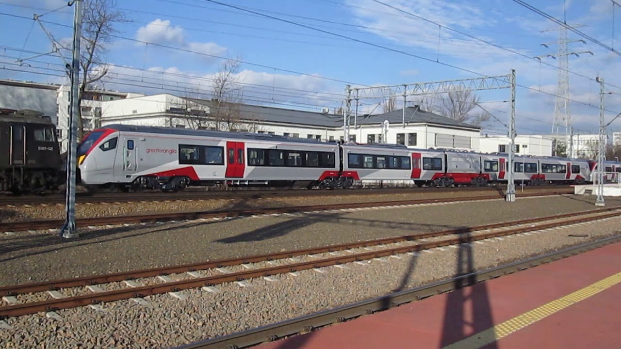 EU07-145 i dwutrakcyjny Stadler Class 755-4 Greater Anglia MVI 5845 ...
