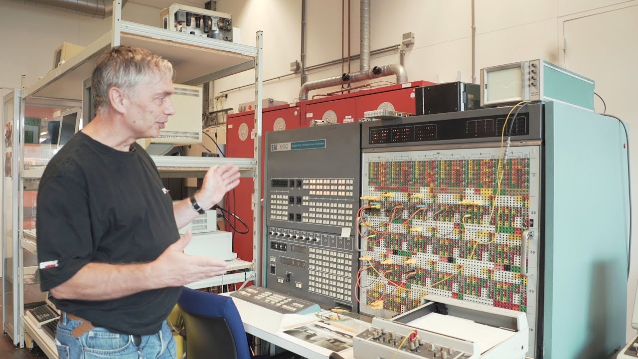 Decennia aan computergeschiedenis in het UvA Computermuseum - YouTube