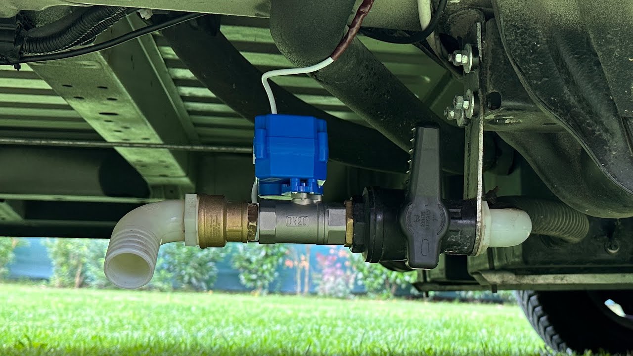 Elektrische Ablassventile und mehr im Bravia Swan Campervan - YouTube