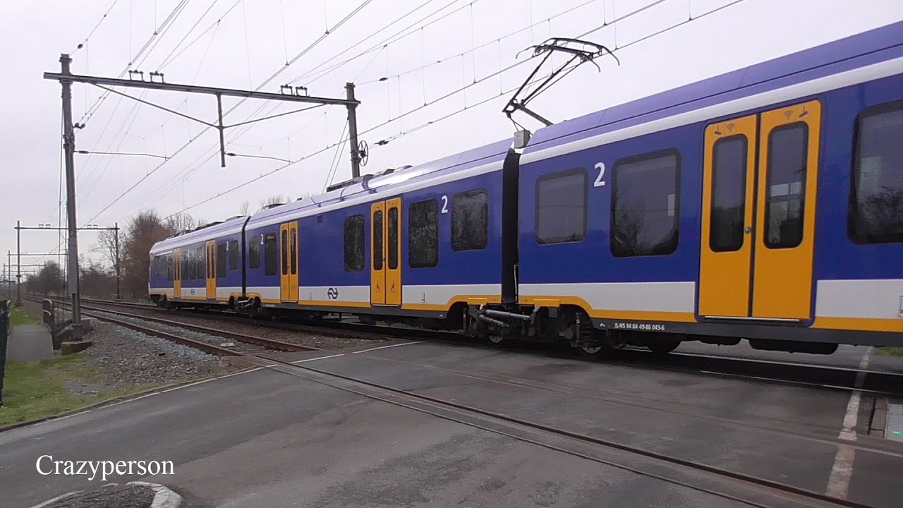 NS Dubbeldekker VIRM en Nieuwe SNG trein Overweg Kethel - YouTube