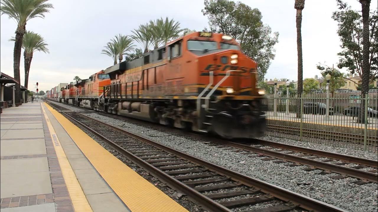 BNSF 7181 leads S- LPKSCO at Fullerton station!! 🚃 - YouTube