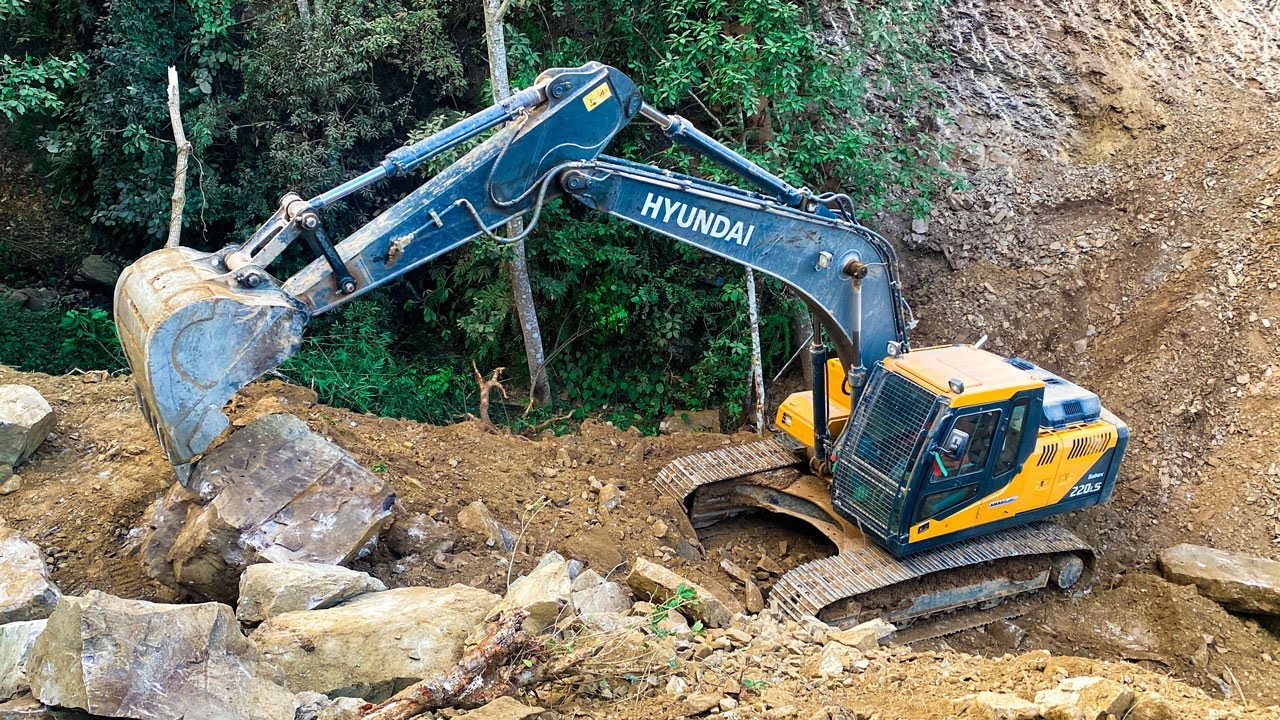 DEATH-DEFYING! Building a Mountain Road with ONLY an Excavator ...