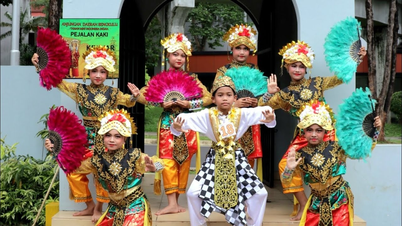 Tari Kreasi " Bubuy Bulan Mix Bungo Jempa " - YouTube