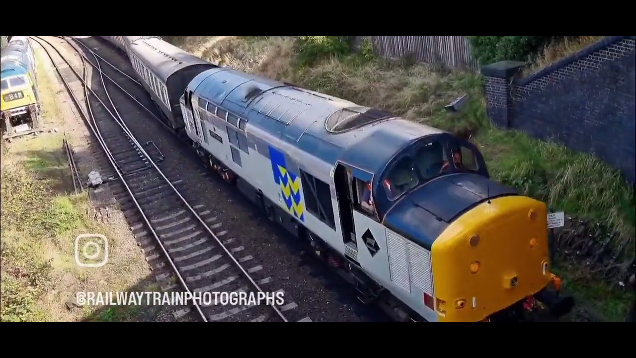 GCR's 37714 moves off to do a few shunts around the station 23/9/2022 ...