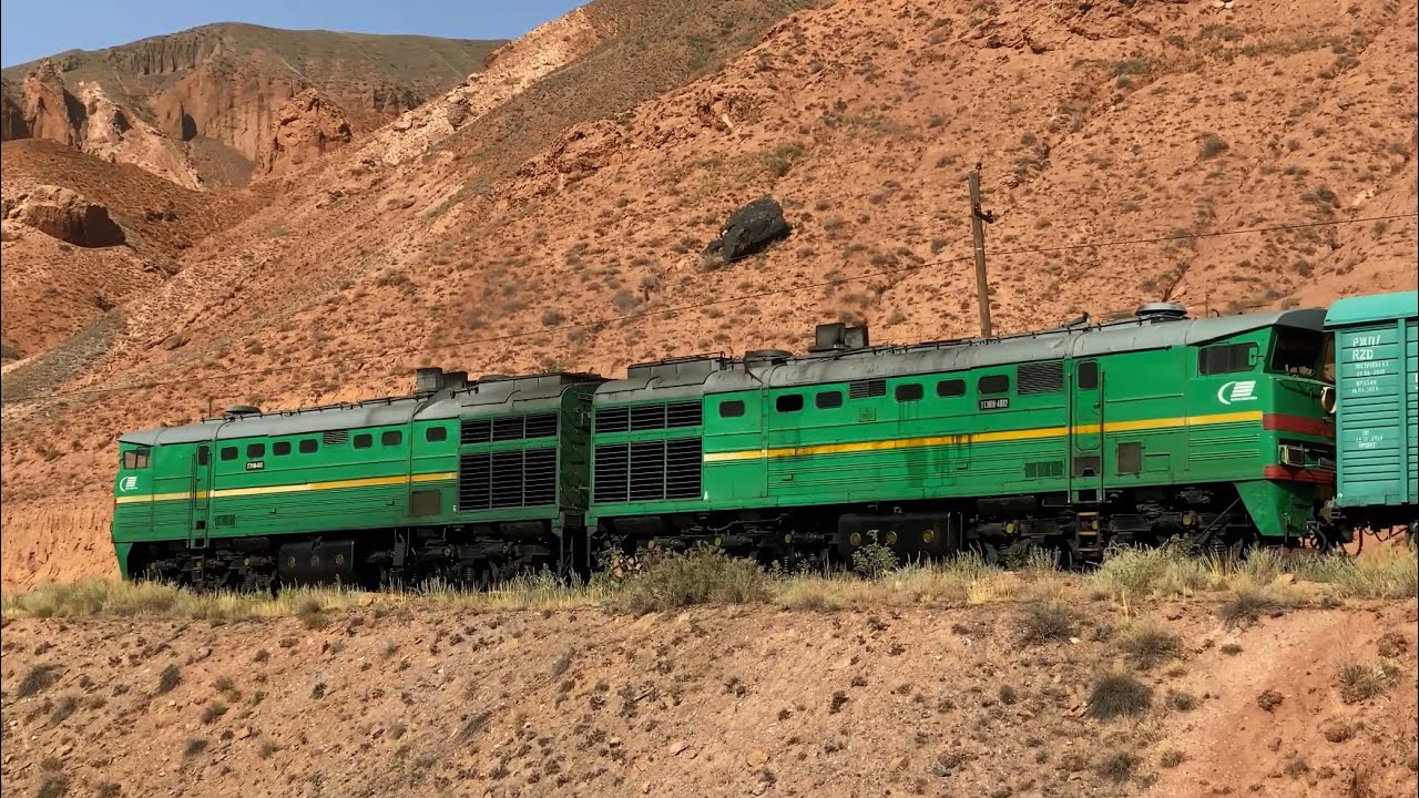 Diesel locomotive 2TE10V-4002 with a freight train passes the Boom ...