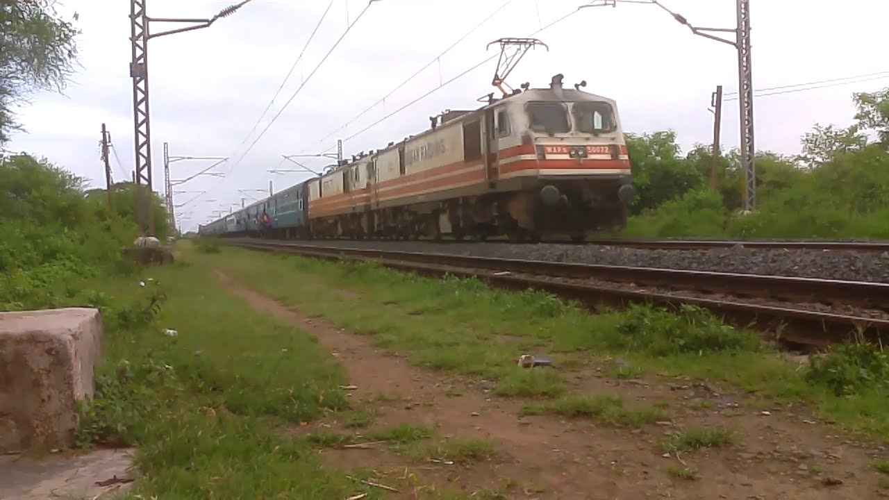 22929 Bhilad Vadodara Express with WAP 5 Crossing Gandhi Smriti - YouTube