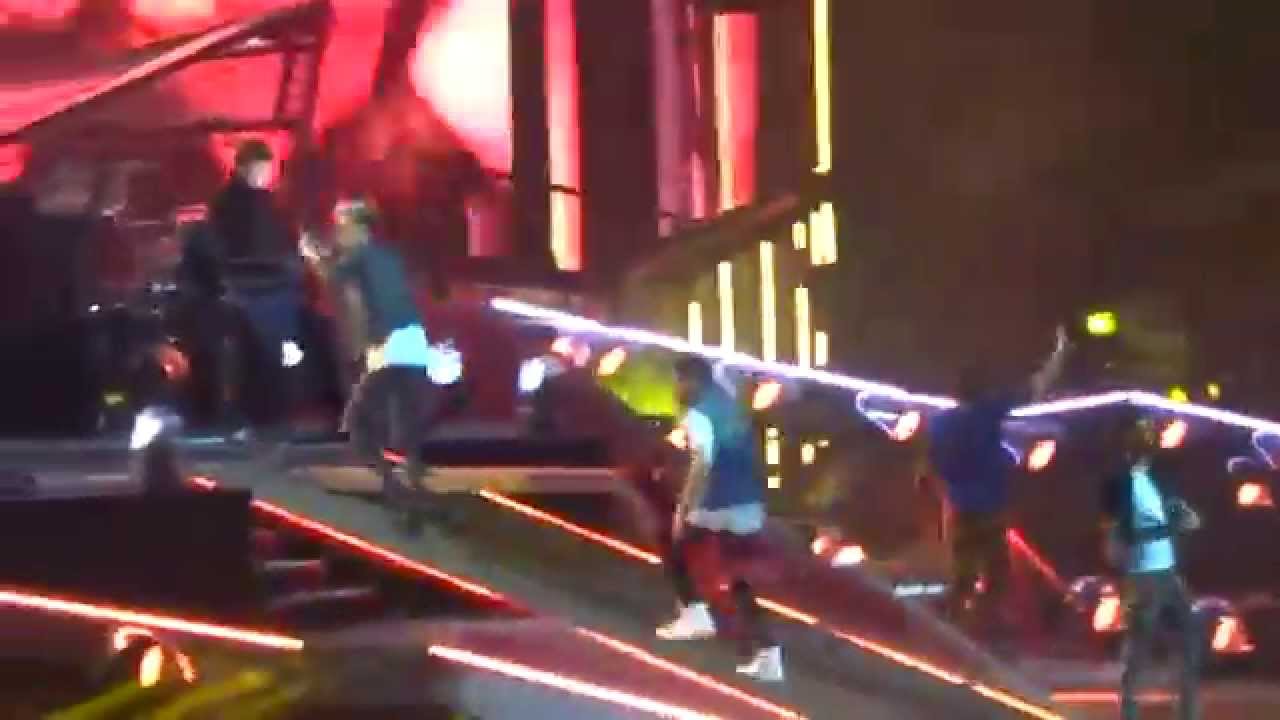 One Direction, the boys running off stage & Liam spanking Niall - 13.6. ...