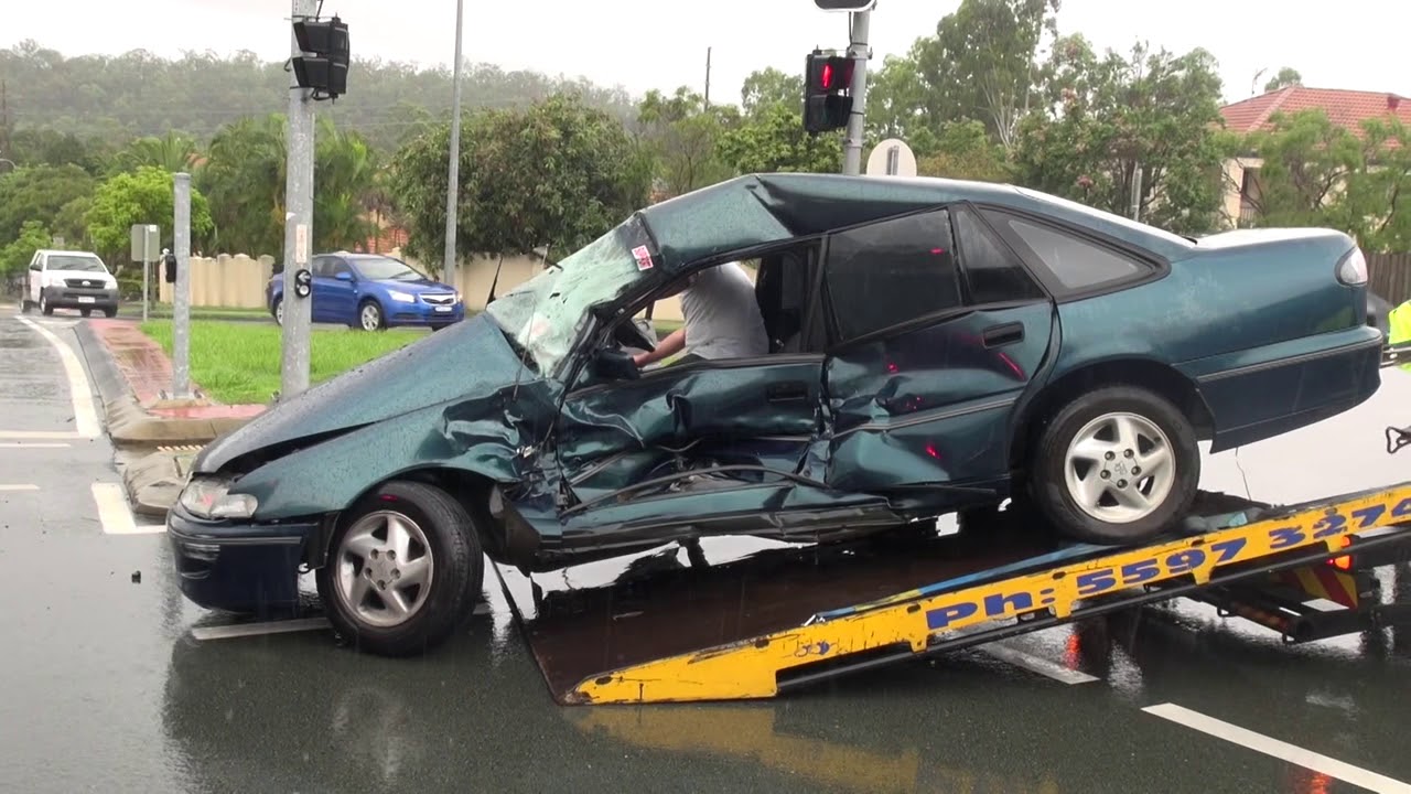 2 Vehicle RTC, Oxenford - YouTube