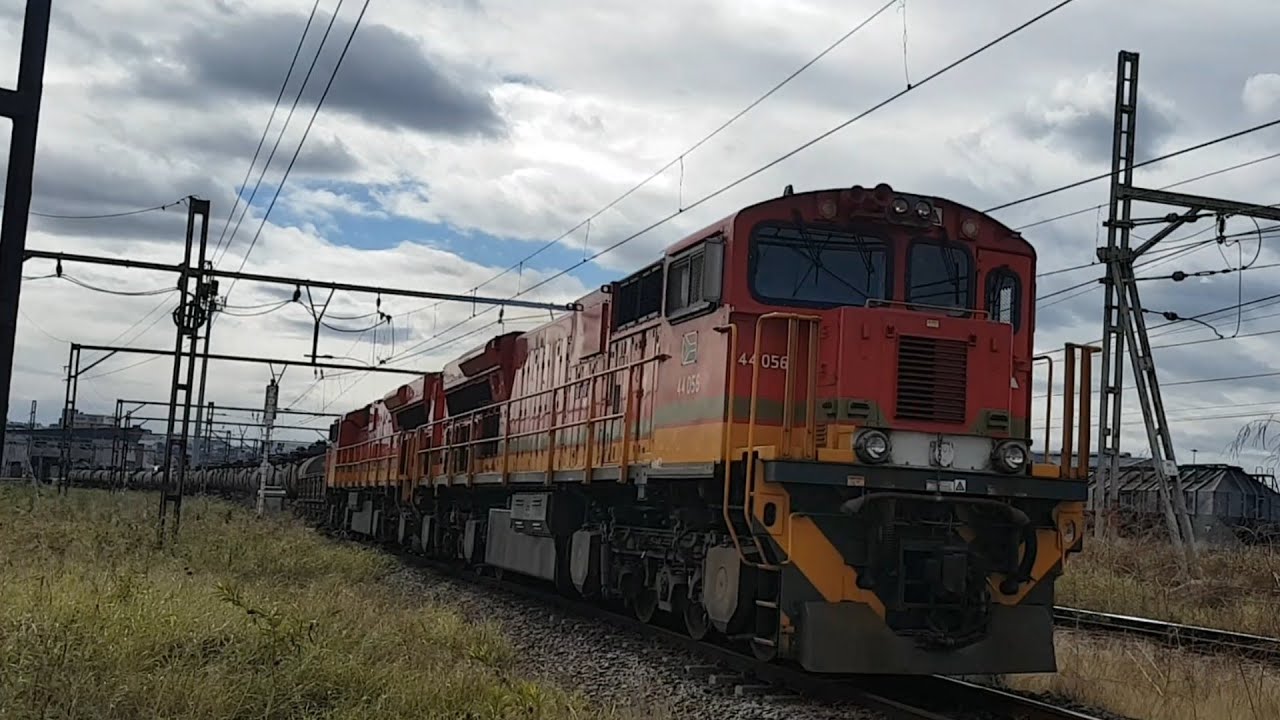 Transnet class 44GE diesel locomotives heading towards Bayheid at ...