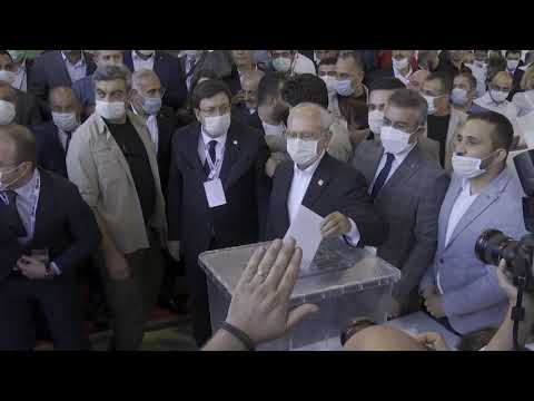 CHP Lideri Kılıçdaroğlu, İktidar Kurultayı'nda Genel Başkanlık seçiminde oy kullandı.
