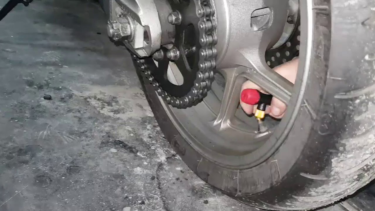 Motorcycle tire Co2 air inflator with 1 botle (not enough) co2 butelie ...