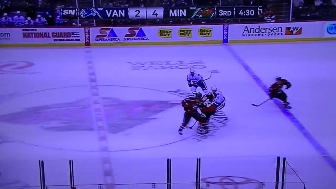 Canucks fight and game in Minnesota / Hockey sobre hielo Vancouver ...