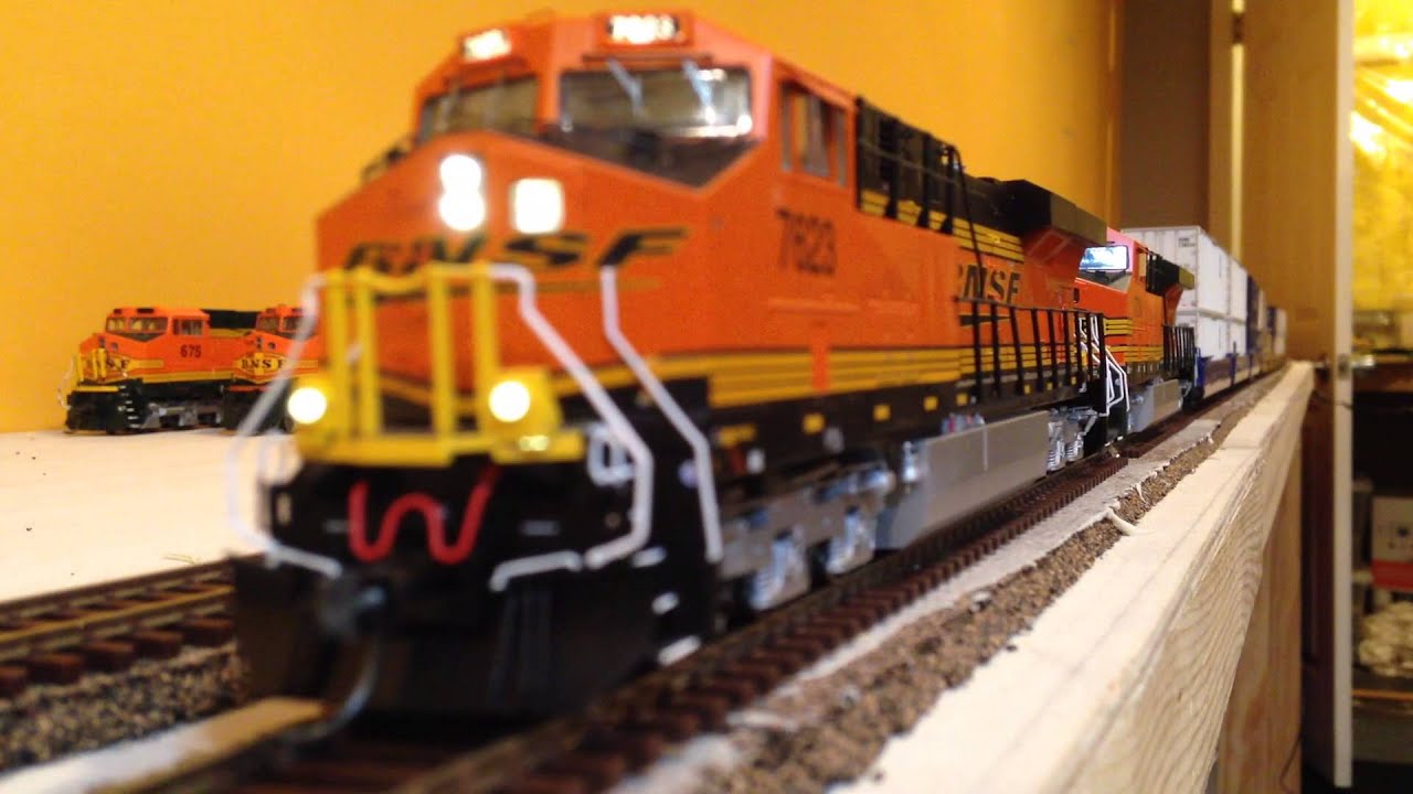 HO BNSF Stack Train on the Plains Division - YouTube