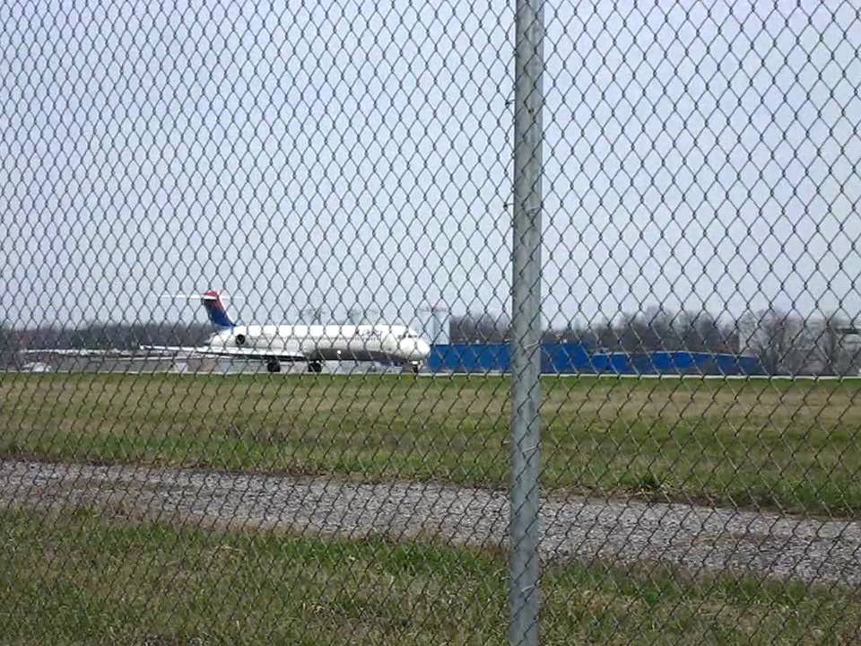 MD-80 Landing @ Port Columbus Int'l Airport (Reverse Thrust Engaged ...
