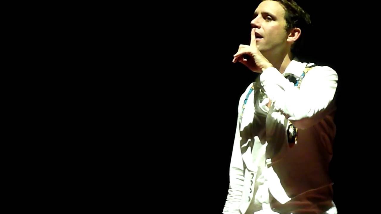 Mika singing without microphone - Prague, Czech republic - 2016 - First ...