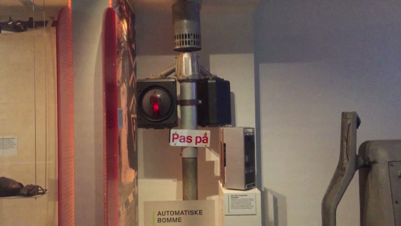 Train station crossing signal - Denmark’s Railroad Museum - YouTube