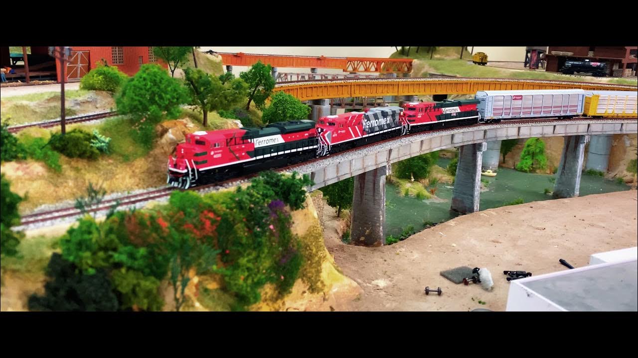 Tren Automotriz Ferromex con SD70ACe y ES44Ac a escala - YouTube