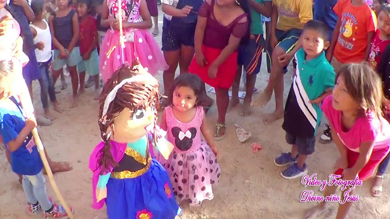 Cumple Alexa Quebrando Piñatas - YouTube
