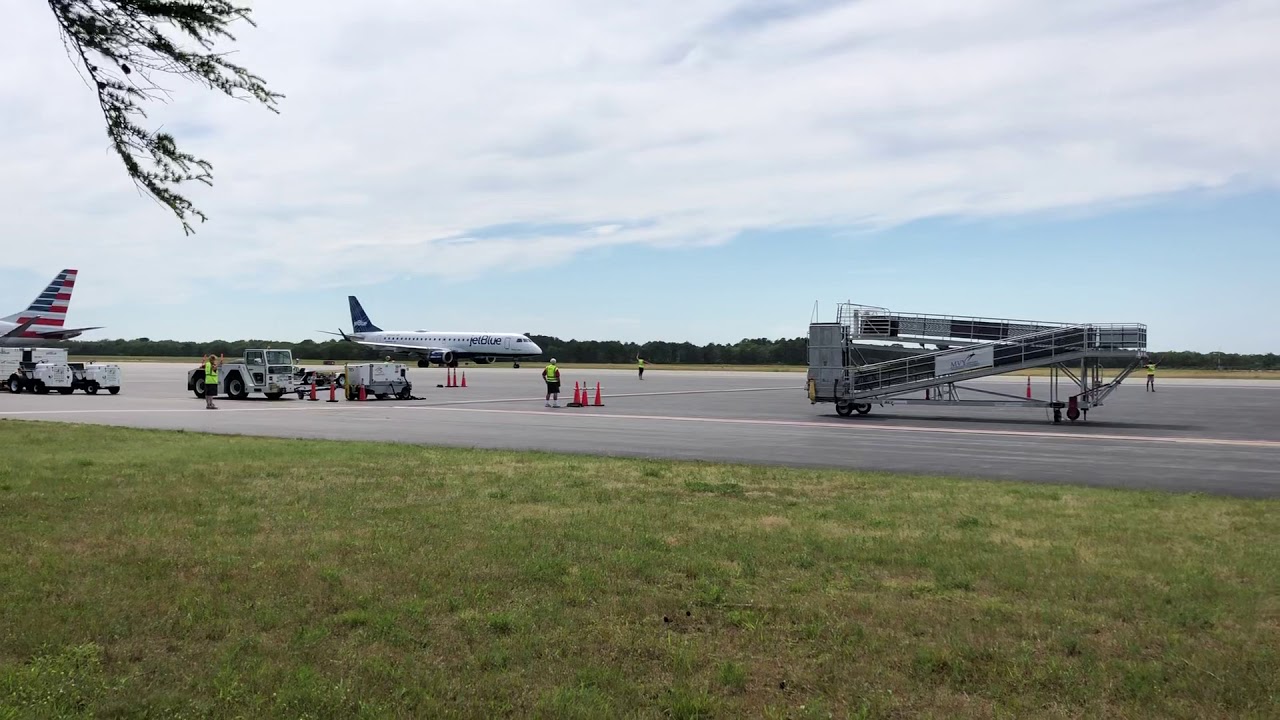 jetBlue E190 pulling into the gate at Martha’s Vineyard Airport MVY ...