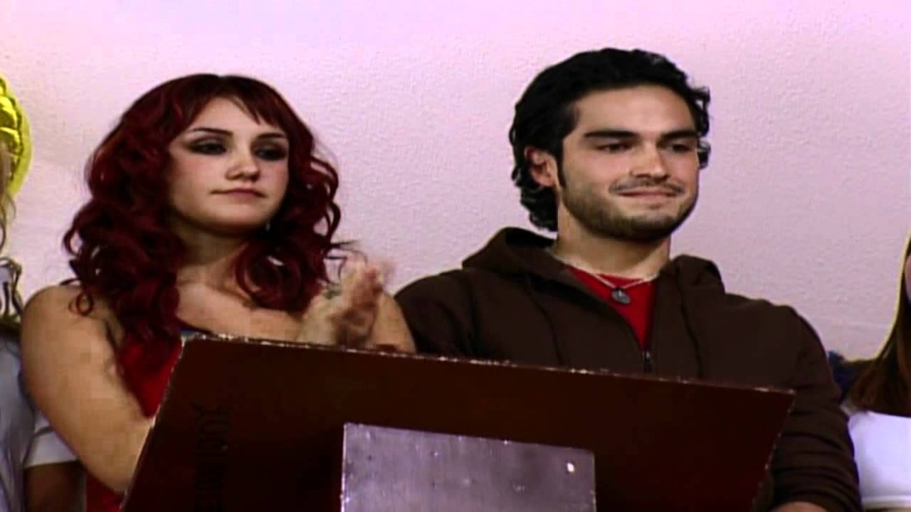 Rebelde - Miguel regresa al colegio y Roberta habla - YouTube