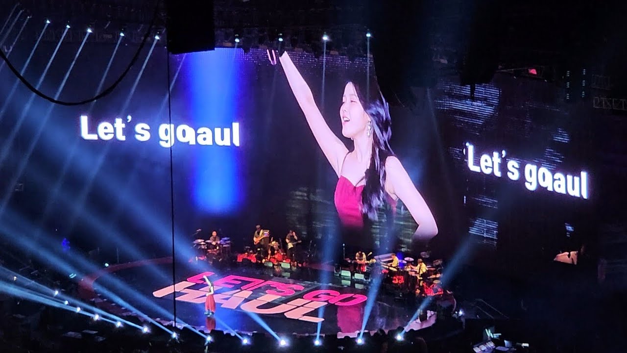 IU(아이유) performs Shopper - LIVE @ Philippine Arena | 4K FanCam - YouTube