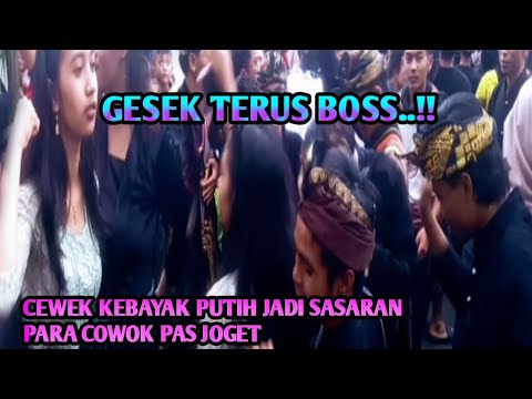 CEWEK KEBAYAK PUTIH JADI SASARAN PARA COWOK PAS LAGI JOGET GESEK GESEKAN