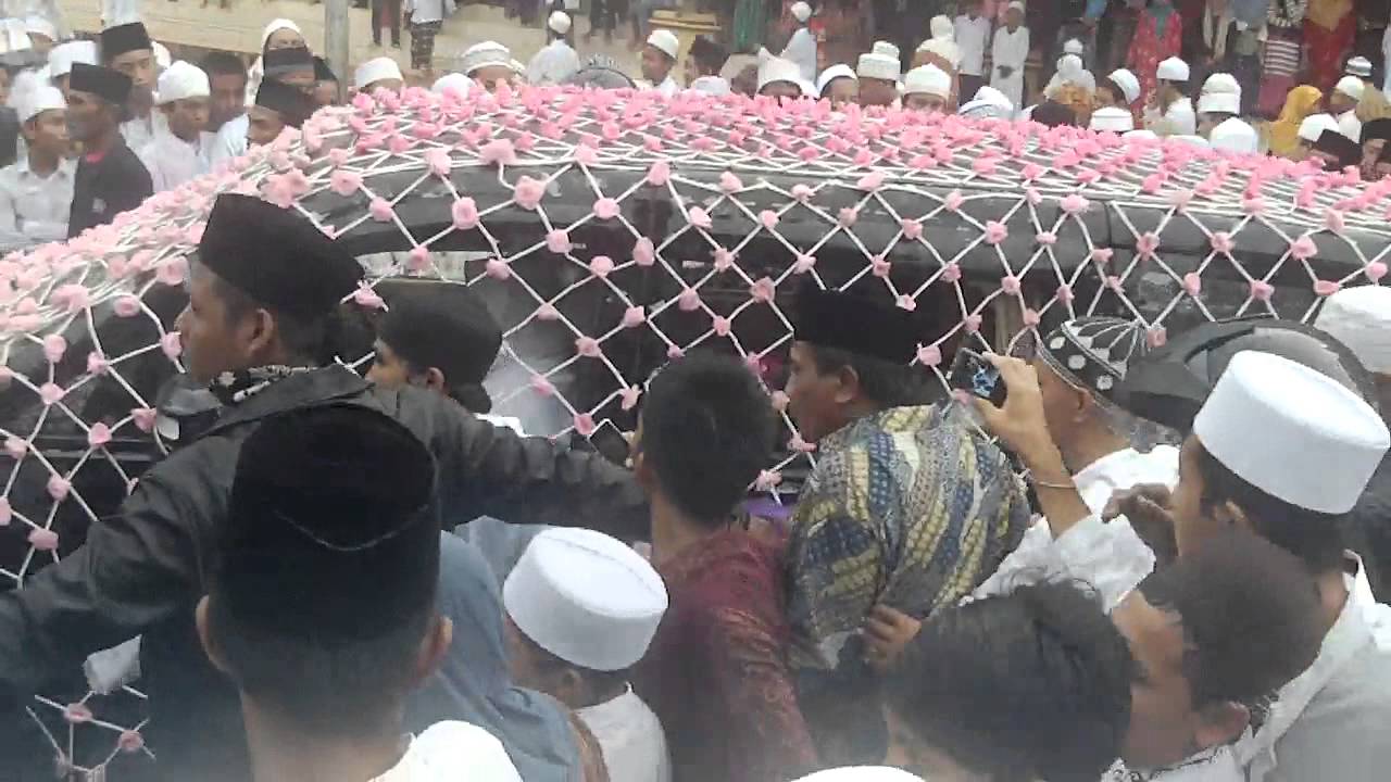 kiai azaim dan ny. nur sari - YouTube