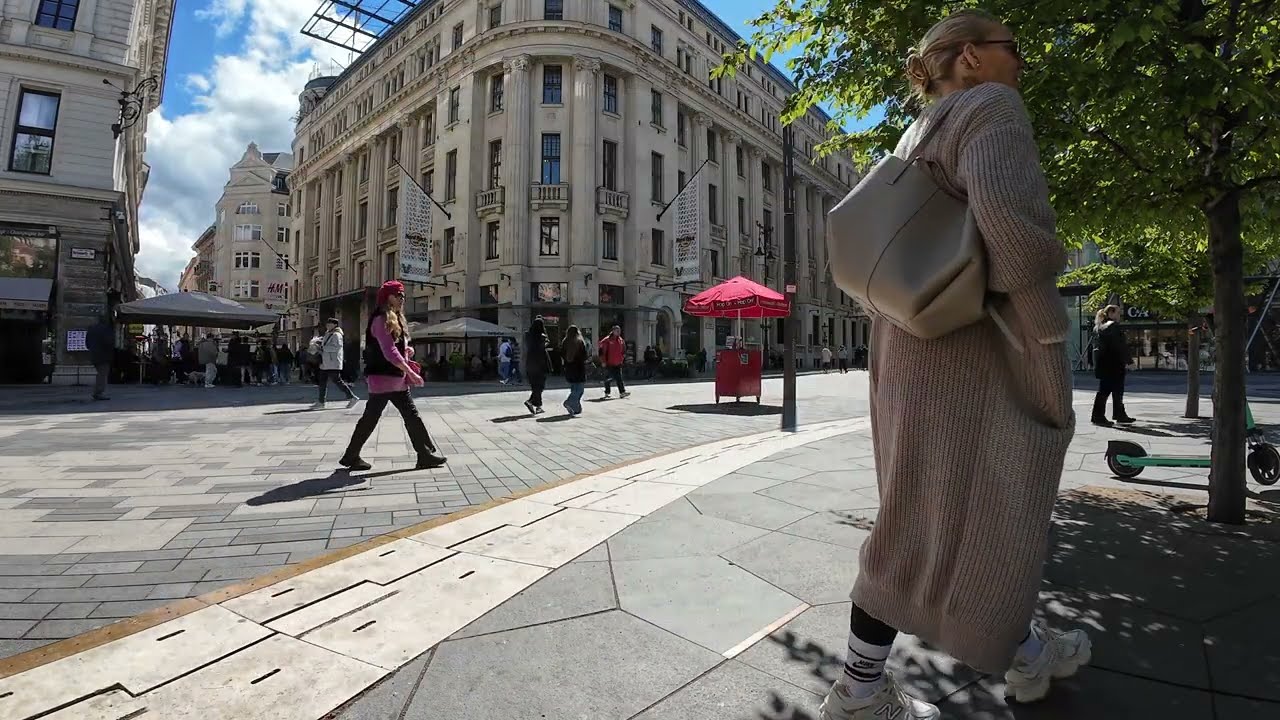 STATIC PERSPECTIVE VIEW BUDAPEST 🇭🇺 // Vörösmarty square city life ...