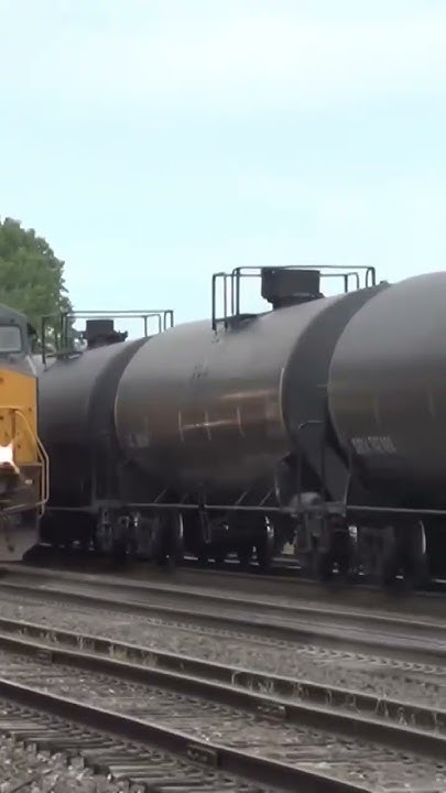 Fast CSX train meets BNSF tanker train. - YouTube