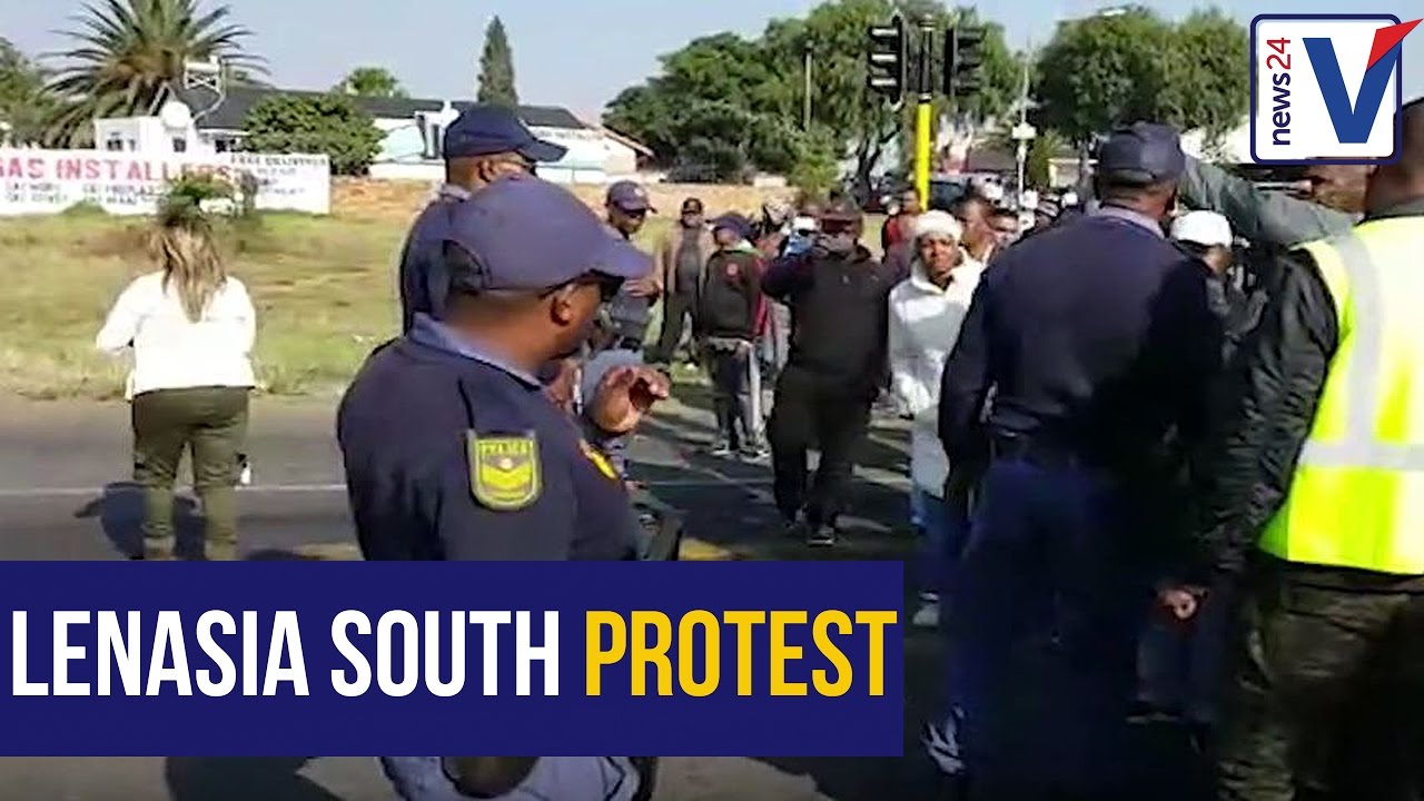 WATCH: Lenasia South residents stand up against the police - YouTube