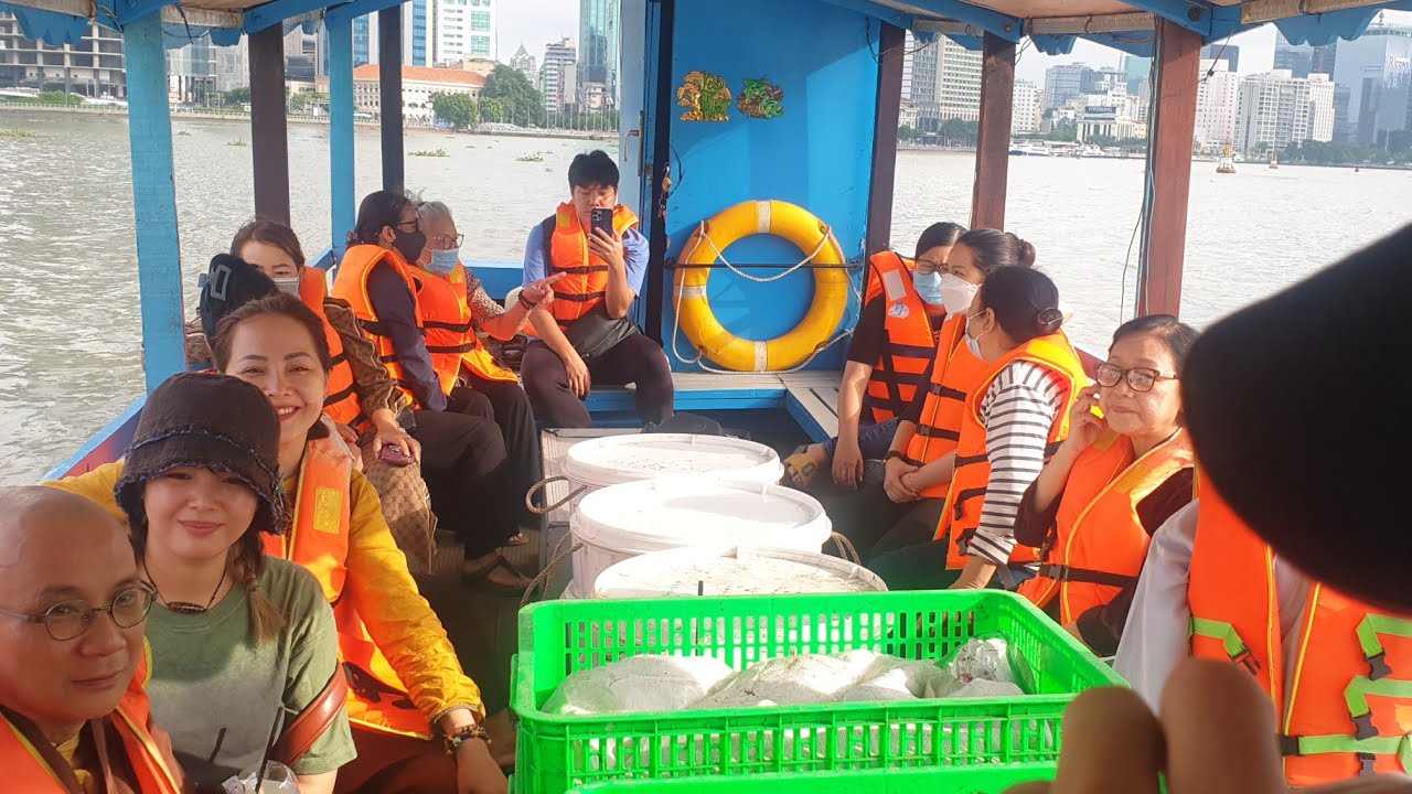 Sơn Nguyễn nhận chở thuê thả cá phóng sanh tại Số 8 Võ Văn Kiệt Quận 1 ...