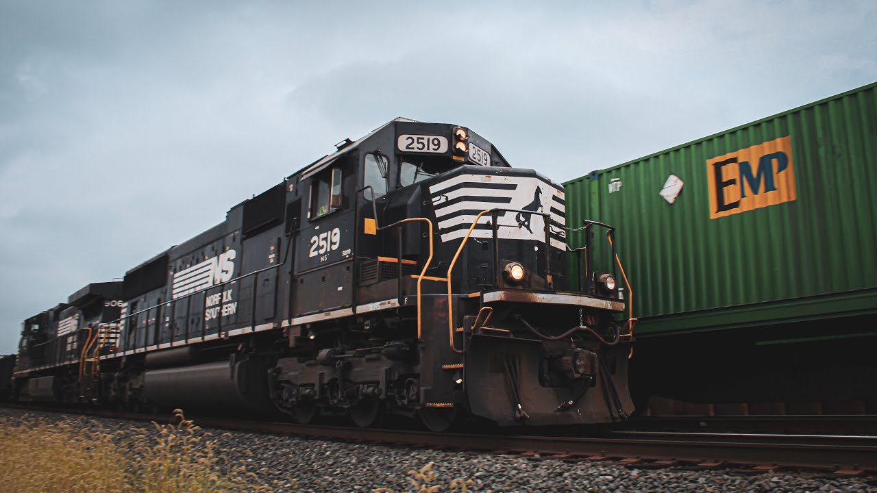 Throwback Clip: NS 2519 leads 61N - the last SD70 I saw leading - YouTube