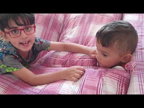 Efe kardeşiyle birlikte yastık savaşı yaptı.