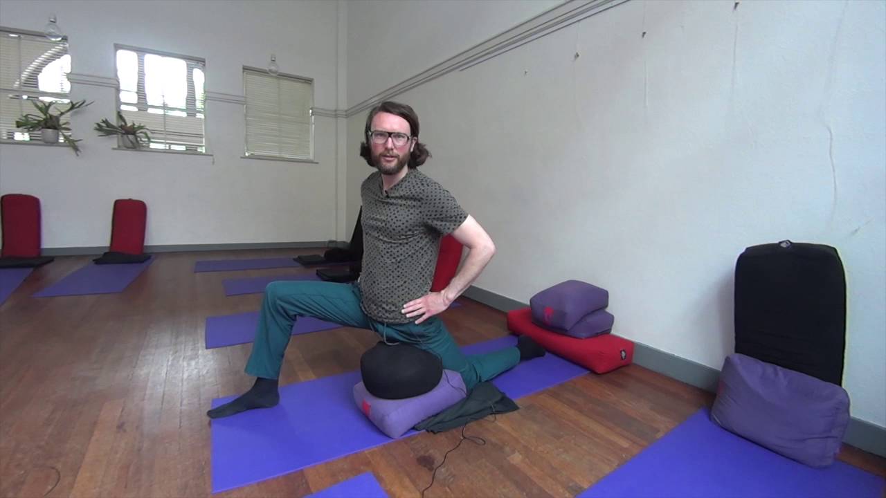 Mindfulness yoga oefening bij pijn in de lies. - YouTube