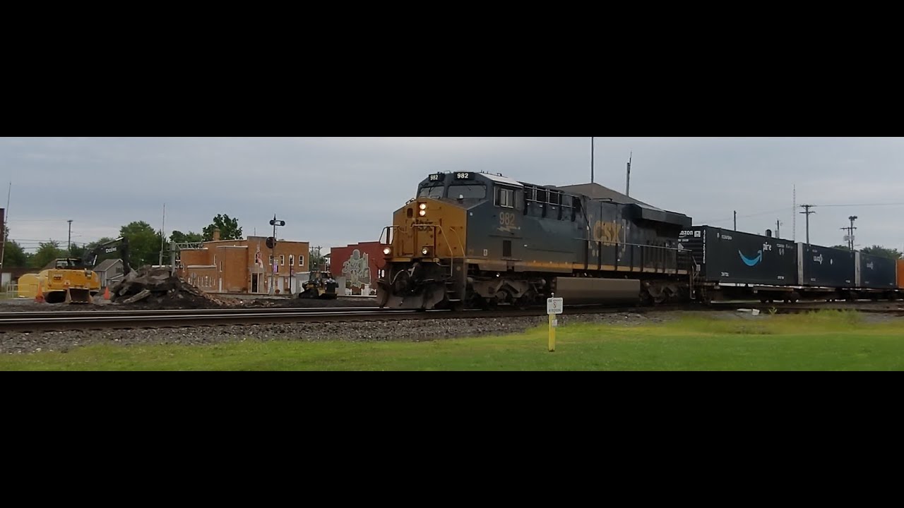 Deshler Ohio CSX 982 pulls West - YouTube