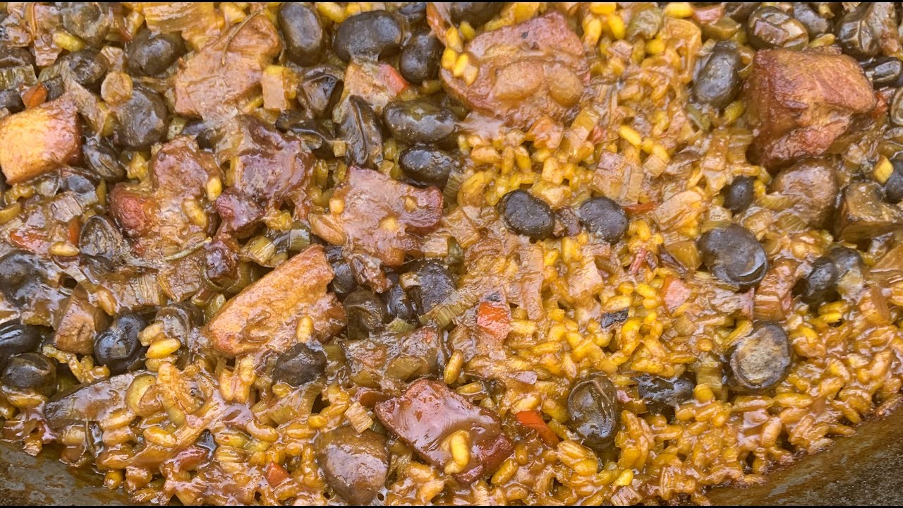 Arroz seco de costillas cocinado en paella o Paella de costillas y ...