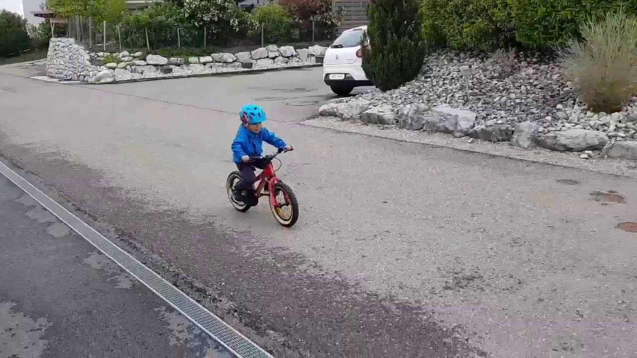 4 years old trying a stoppy!! - YouTube