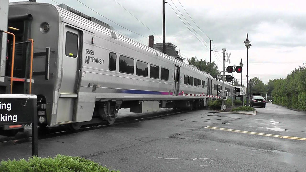 NJ Transit GP40 4147 glides into Hillsdale in HD - YouTube