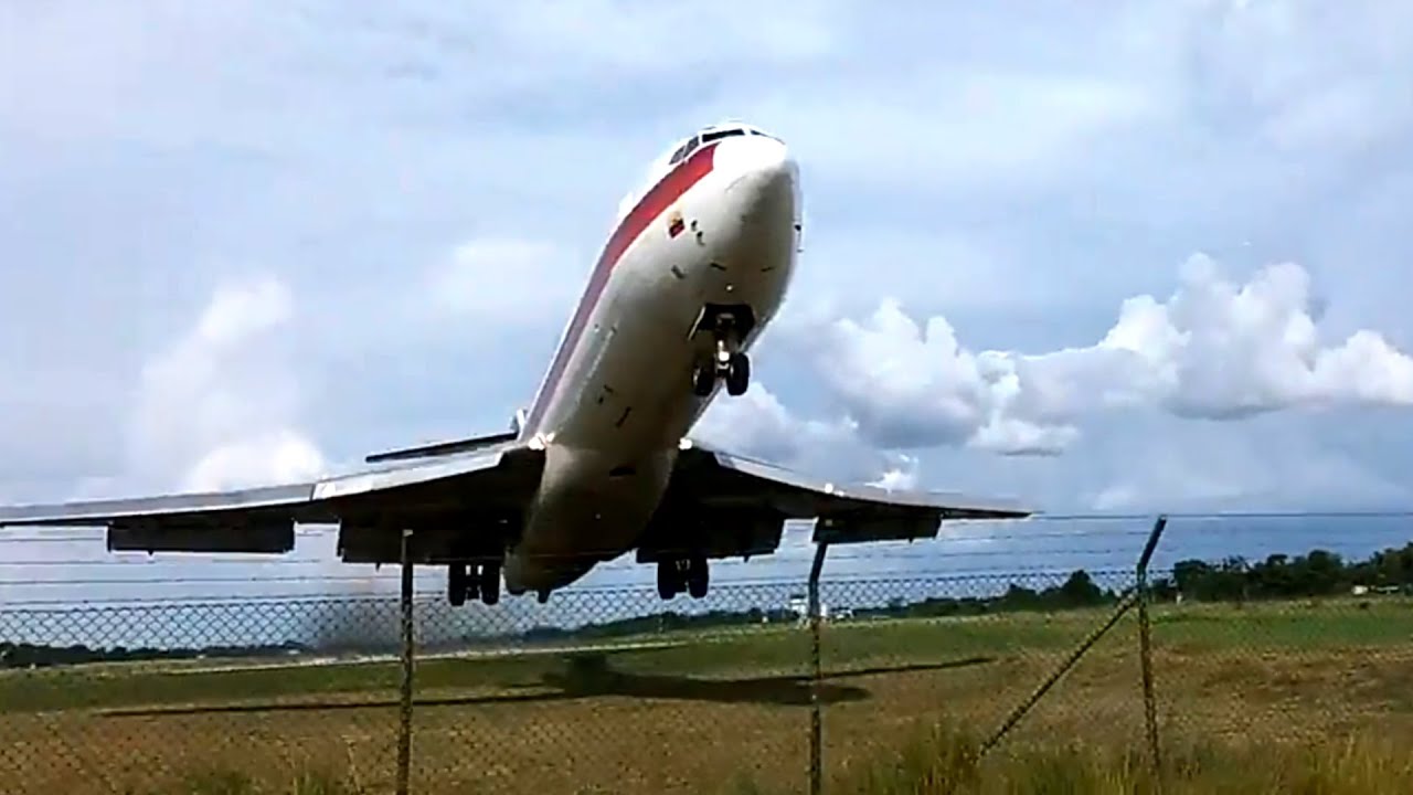 Boeing 727 Scary Runway Escape! - YouTube