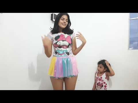 vestindo roupas de criança