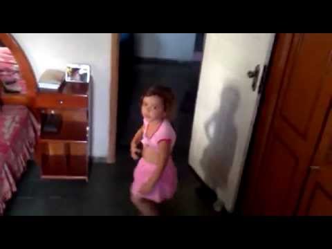 Minha netinha Gabriela  dançando axé na casa do papai