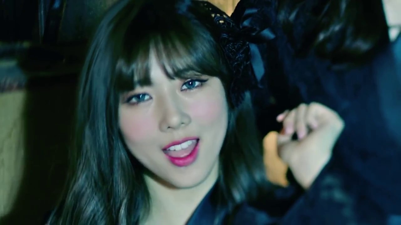 DREAMCATCHER (드림캐쳐) Chase Me (MV) - YouTube