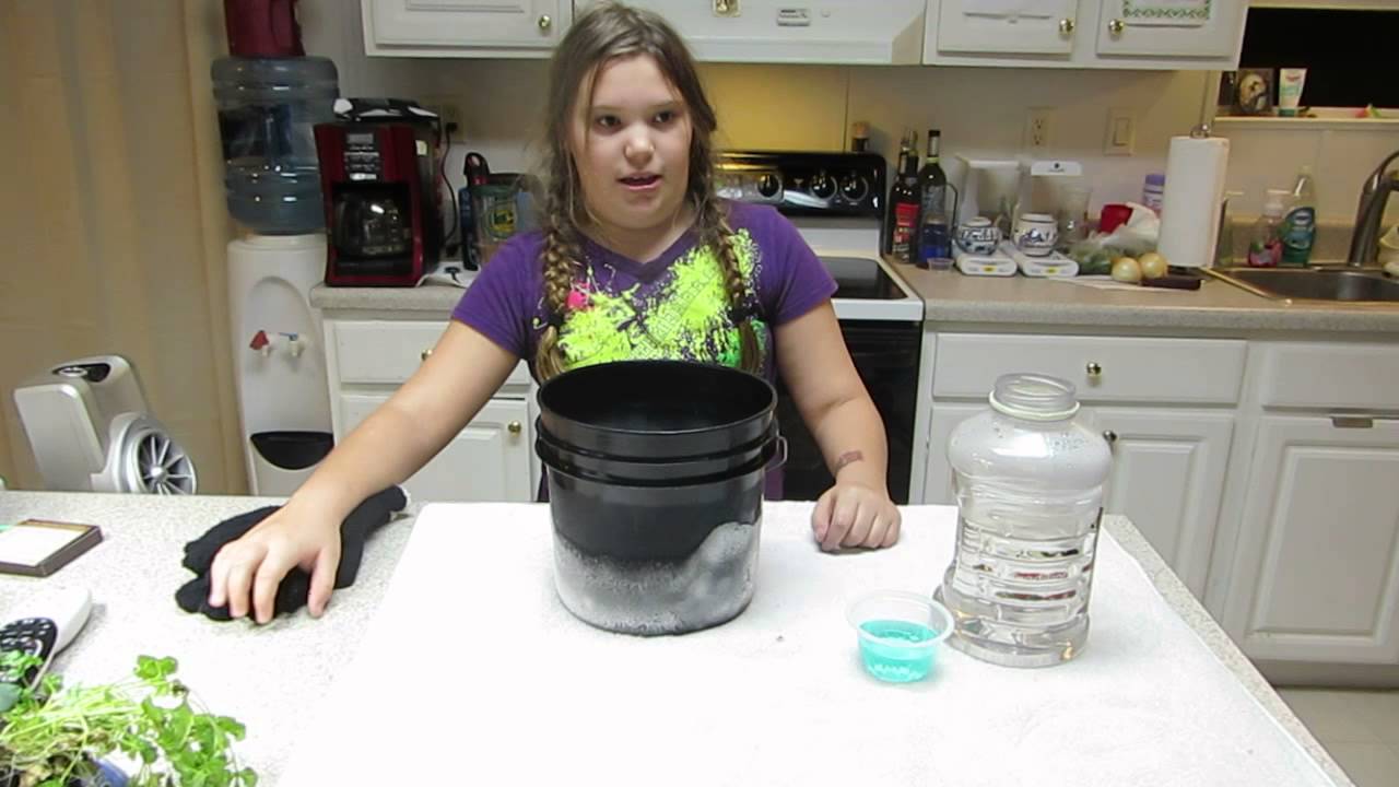 Michelle's Dry Ice Boo Bubbles - YouTube