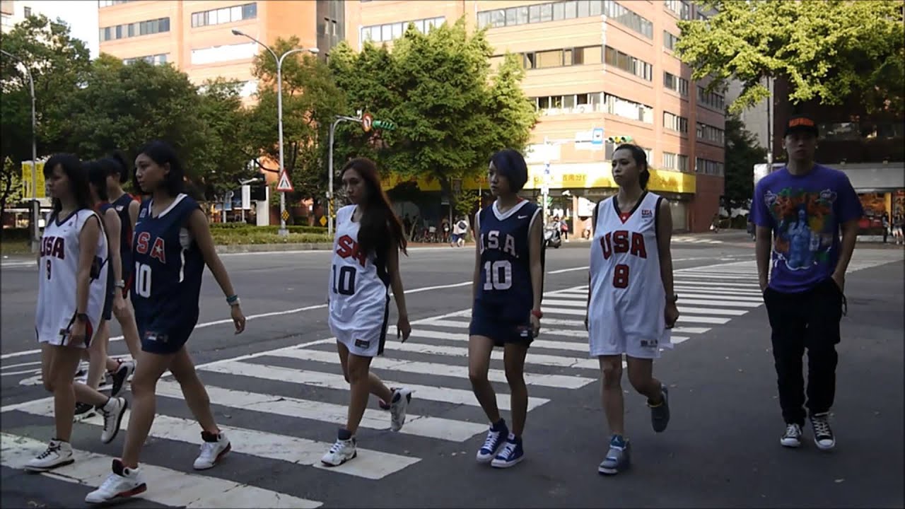2013 女生穿球衣 (Girls Wearing Your NBA Jerseys.) 限量桌曆拍攝花絮 - YouTube