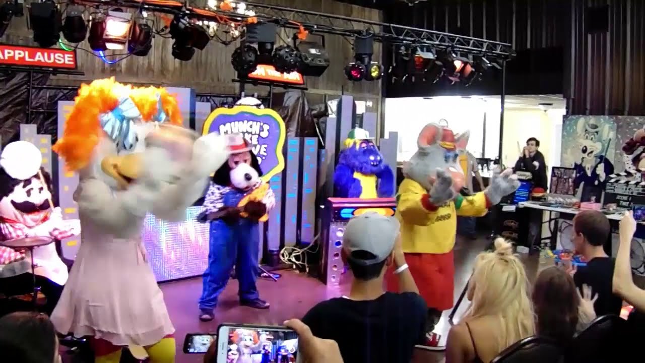 Chuck E. Con 2019: Day 1 & 2 Vlog - YouTube