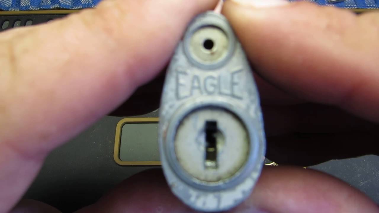 (21) Vintage Eagle Padlock With Unusual Locking Mechanism - YouTube